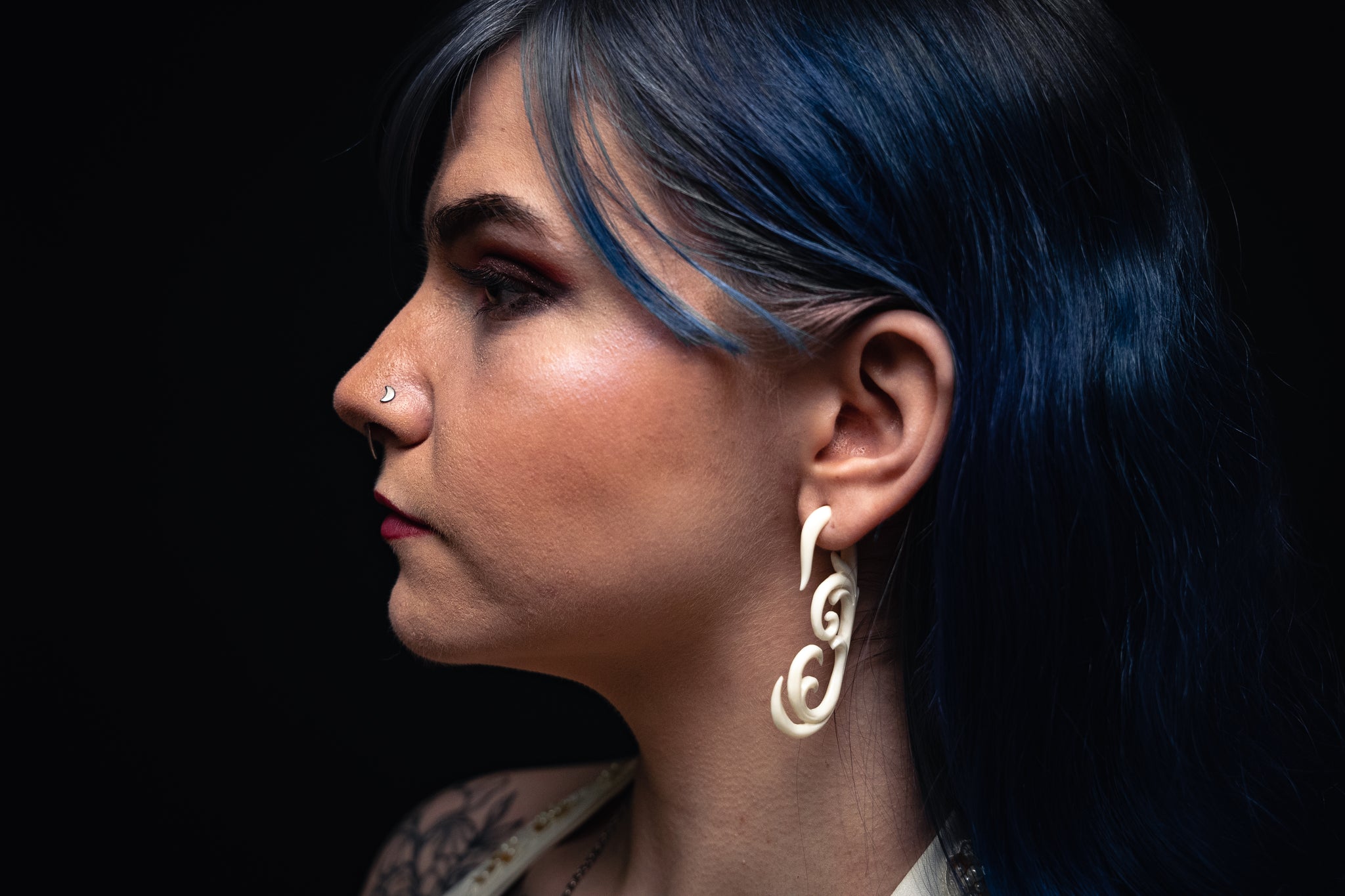 White Maria Vines Plug Hangers (Pair) - C052 – Two Feather Plugs