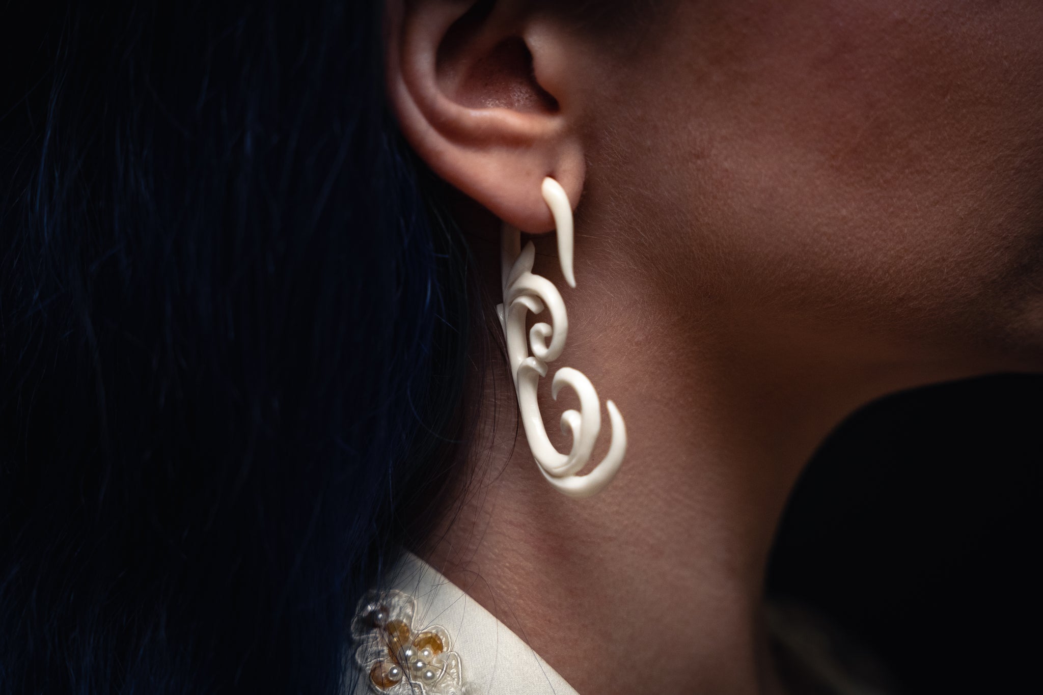 White Maria Vines Plug Hangers (Pair) - C052 – Two Feather Plugs