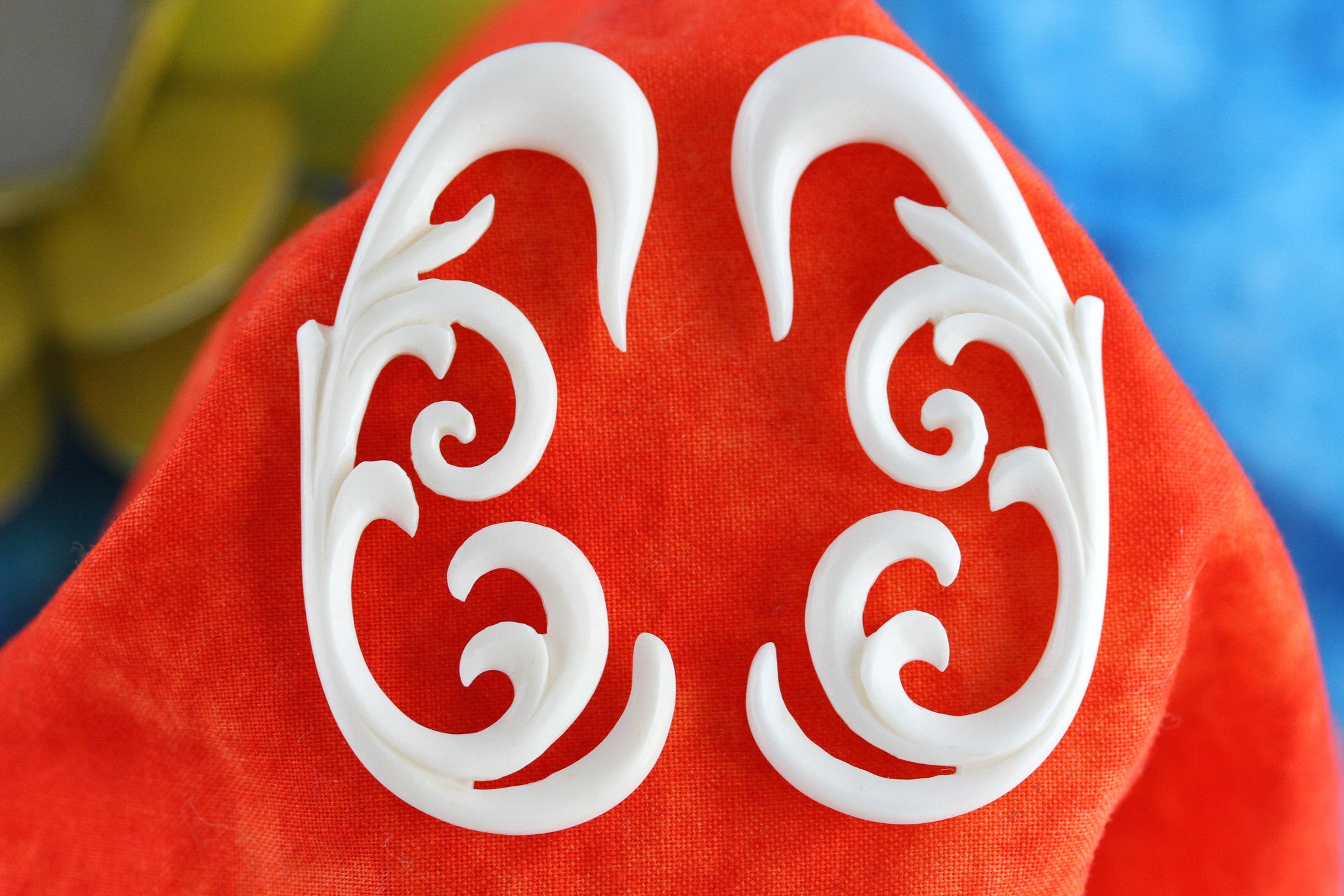 White Maria Vines Plug Hangers (Pair) - C052 – Two Feather Plugs