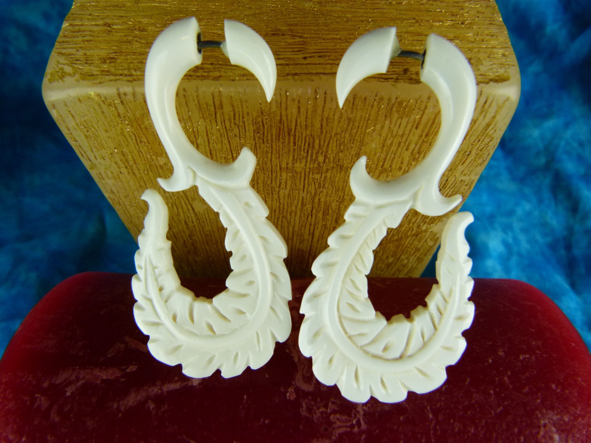 Curved Feather Stretch Ear Hangers (Pair) - C039 – Two Feather Plugs