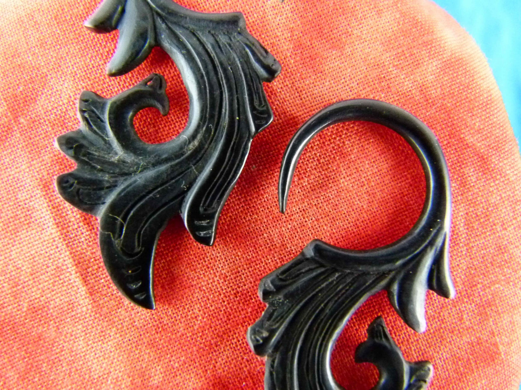 Black Stretched Plug Ear Hangers (Pair) - B032 – Two Feather Plugs