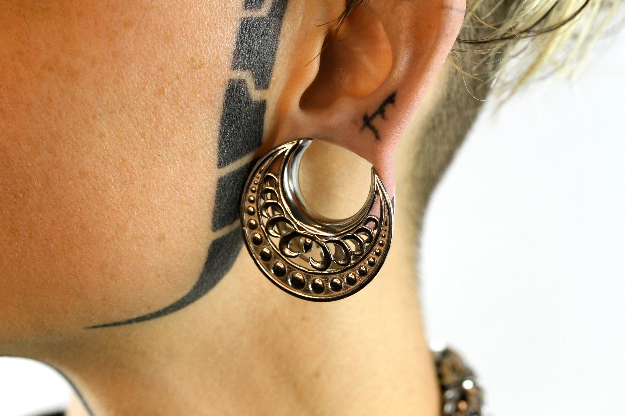 Loki Steel Saddles for Stretched Ears (Pair) - PSS51 – Two Feather Plugs